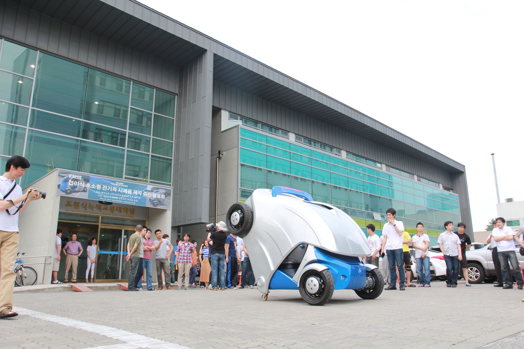 Armadillo-T Foldable Electric Car Unveiled in Korea - Watch the Video ...